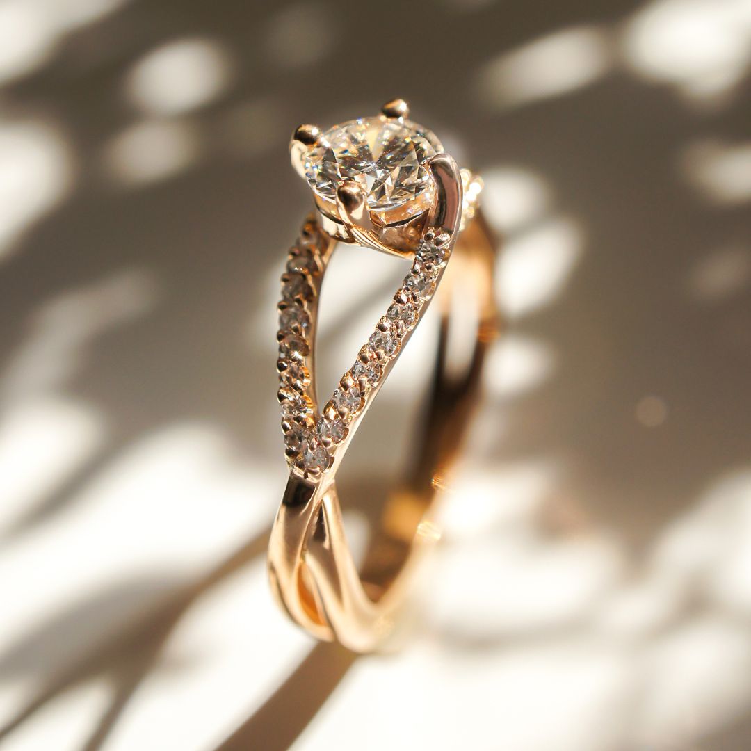 Pourquoi choisir le sur mesure pour sa bague de fiançailles